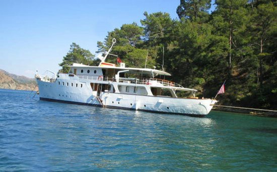 Yacht DEAR B, Camper & Nicholsons | CHARTERWORLD Luxury Superyacht Charters